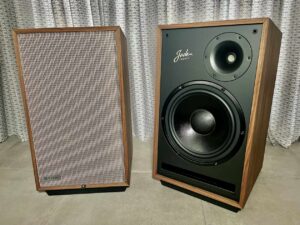 Test: Kompakter Lautsprecher im Retro-Look - Pylon Audio Jade Twenty ...